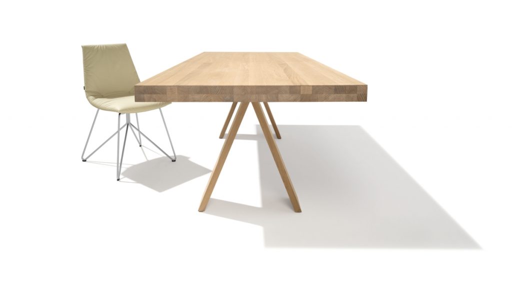 Theme: the ingenious table that is transformed in a single gesture ...